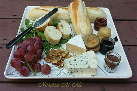 ترويقة جبنة بري وبلو تشيز باكيت وعنب وجوز ومربيات وعسل Food Cooking