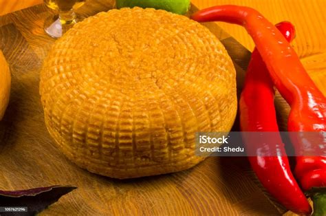 국가 Adyghe 치즈 칼 바 질 파 슬 리 석 회 참기름 칠리 페 퍼 마 카 다 미아 너트와 나무 테이블에 디 켄 터와 절삭 보드에 만든 클로즈업 갈색에 대한 스톡 사진