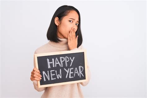 젊은 아름다운 중국 여자는 실수 두려움의 표현 침묵 비밀 개념에 무서워 수치로 충격을 손으로 고립 된 흰색 배경 커버 입 위에 칠판을 들고 가리기에 대한 스톡 사진 및 기타