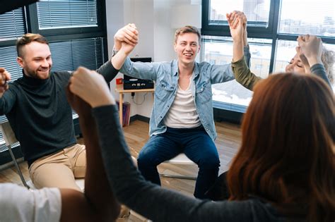 손을 잡고 있는 다양한 다민족 사업가그룹이 비즈니스 성공을 축하했습니다 개념에 대한 스톡 사진 및 기타 이미지 개념 경영자 공동체 Istock