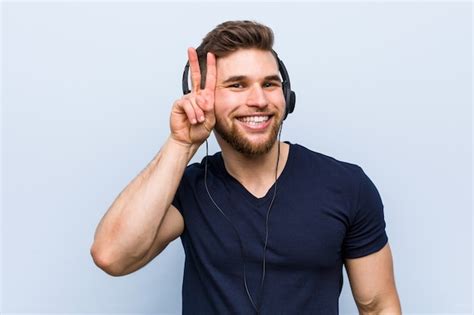 Hombre Caucásico Joven Que Escucha La Música Que Muestra La Muestra De