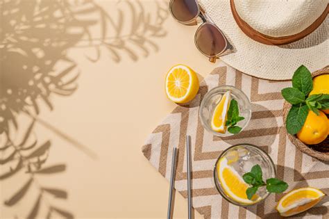 베이지색 배경에 레모네이드 감귤류 모자 비치 타월 선글라스가 있는 여름 레이아웃 얼음에 대한 스톡 사진 및 기타 이미지 얼음