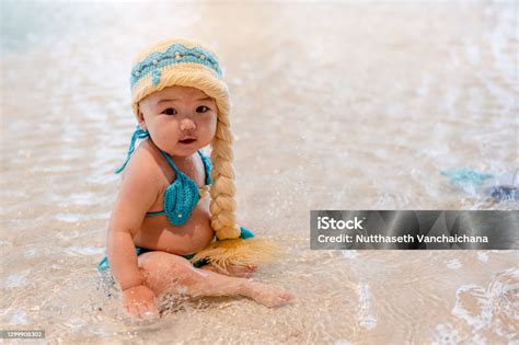 어린 소녀의 초상화는 수영복을 입고 귀여운 황금 머리 조각을 착용하고 있습니다 수영장에서 즐거운 시간을 보내고 여름과 휴가 아시아 가족 개념 2 3 살에 대한 스톡 사진 및