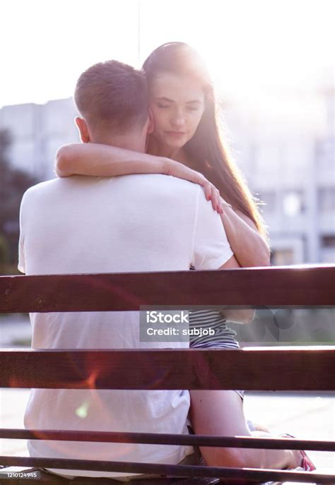 남자와 여자의 아름다운 부부는 태양에 벤치에 앉아있다 여자와 남자와 로맨틱 한 테마입니다 봄 여름 사진 관계 사랑 발렌타인 데이 2명에 대한 스톡 사진 및 기타 이미지