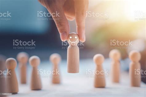 Hr 관리자 또는 고용주 손 선택 사람 나무 인형 재치 얼굴 미소 리더는 군중에서 두드러집니다 좋은 일꾼을 찾고 있습니다 Hr Hrm Hrd 개념 인적 자원에 대한 스톡
