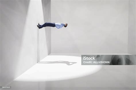 하얀 방 안의 벽에 걷는 남자 탈출 및 혼란 개념 이것은 3d 렌더 그림입니다 벽에 대한 스톡 사진 및 기타 이미지 벽 걷기 성장 개념 Istock