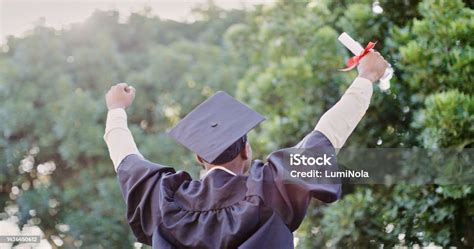 졸업 수상자 대학 수료증 및 흑인 성취 목표 교육 성공 및 동기 부여 행복하고 흥분하며 대대학원생이 미래의 꿈과 졸업장의 기쁨을 축하합니다 졸업식에 대한 스톡 사진 및 기타