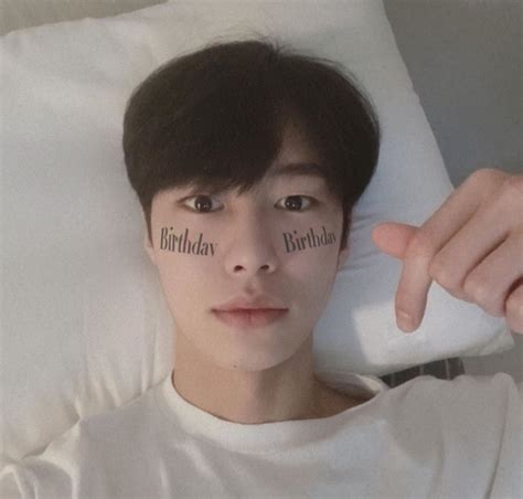 이재욱 수줍은 손하트와 함께 생일 보내 과분한 축하 받아