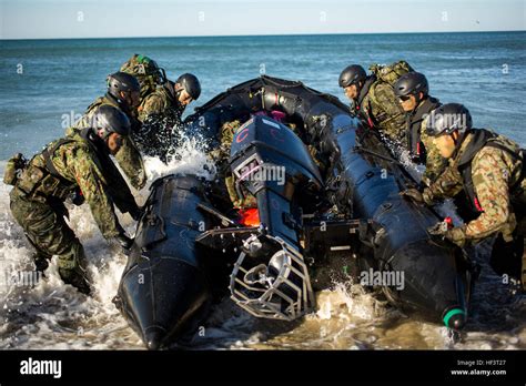 Japanese Jgsdf Soldiers Maneuvered F470 Combat Rubber Raiding Craft