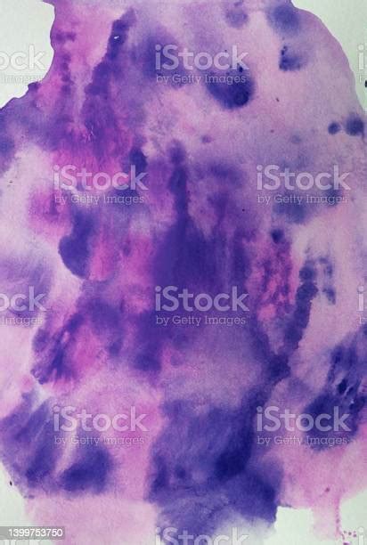 수채화 자주색과 파란색 페인트 추상 예술 배경 질감 종이에 수채화 현대 유체 아트 페인팅 알코올 잉크 포스터 카드 초대장 배경 화면의 창조적 인 디자인을 혼합합니다 때묻은에