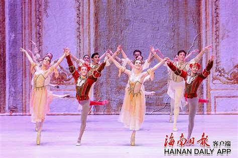 组图｜经典芭蕾舞剧《天鹅湖》在海口演出
