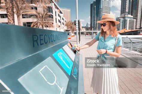 한 소녀가 플라스틱 쓰레기를 재활용하기 위해 길거리 역에서 쓰레기를 분류하고 버린다 환경 보존 개념 병에 대한 스톡 사진 및 기타 이미지 Istock