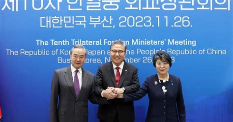 “한·일·중 정상회의 가장 빠른 시기 개최 재확인”부산서 3국 외교장관회의