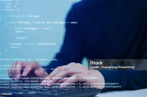 프로그래머 사람 손 수술 실에서 시스템의 수정 버그 및 결함에 대 한 소프트웨어에 입력 코딩 언어에 대 한 컴퓨터 바탕 화면에서
