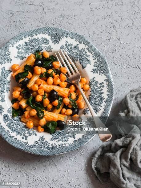 병아리콩 시금치 올리브를 곁들인 채식 리가토니 파스타와 토마토 소스를 곁들인 가벼운 배경 탑 뷰 건강한 식생활에 대한 스톡 사진 및 기타 이미지 Istock