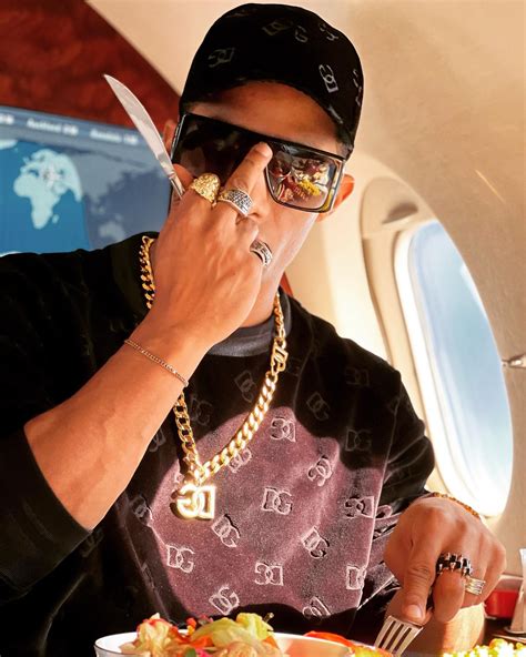 بفلاشة وبدون عازفين محمد رمضان يغني في مهرجان أفريقيا ببرج خليفة فيديو