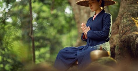 Chapéucònicasiatisk 공원 기도하는 손 눈을 감다 롱 드레스 명상 명상하는 배경을 흐리게 셀렉티브