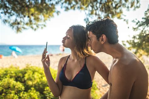 해변에 스마트폰을 사용 하 여 Selfie 사진 복용 재미 젊은 부부 관광객에 대한 스톡 사진 및 기타 이미지 관광객 남성 남자 Istock