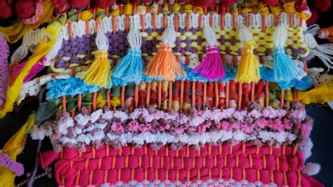 손으로 짠 직물 질감 린넨 면의 생생한 컬러풀함을 닫습니다 직물 질감 짠 로프 질감 패턴 니트 패브릭 배경 스타일 러그 표면