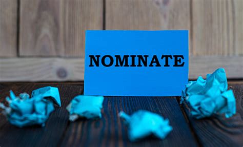 지명 구겨진 종이와 어두운 나무 배경에 파란색 종이에 단어 Nomination에 대한 스톡 사진 및 기타 이미지 Nomination 마감일 0명 Istock