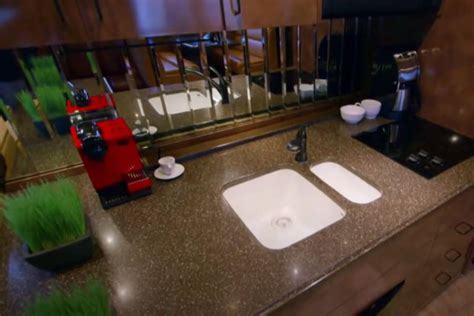 Striveme مليون دولار أدخل إلى منزل براد بيت المتنقل حيث تتحقق الأحلام