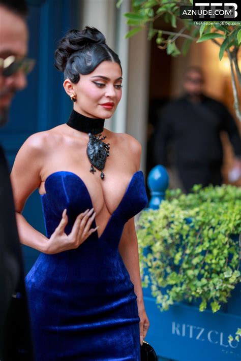 Kylie Jenner Sexy Seen Flaunting Her Deep Cleavage At Paris Fashion