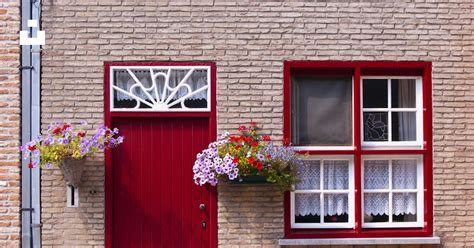 빨간 문과 창문이있는 벽돌 건물 사진 Unsplash의 무료 창 이미지
