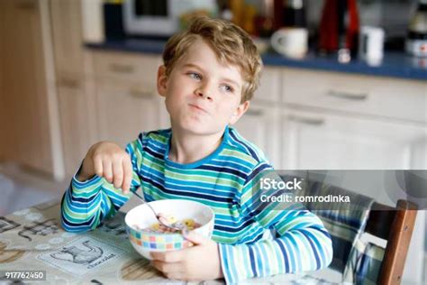 사랑 스러운 작은 금발 학교 아이 소년 먹는 우유와 딸기 시리얼 아침 이나 점심에 대 한 6 7 살에 대한 스톡 사진 및 기타 이미지 6 7 살 가정 주방 가정의 방
