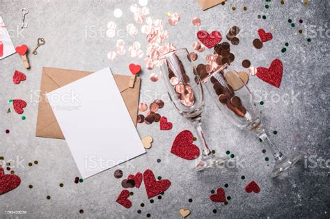 회색 배경에 색종이가 있는 샴페인 한 잔 발렌타인 사랑 복사 공간 평면 누워 날짜 개념 개념에 대한 스톡 사진 및 기타 이미지 Istock