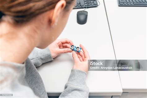 로봇 프로그래밍을 배우는 학생 소녀 Arduino 나노 보드를 향한 초음파 거리 센서 줄기 프로젝트 및 미니 엔지니어링 프로젝트