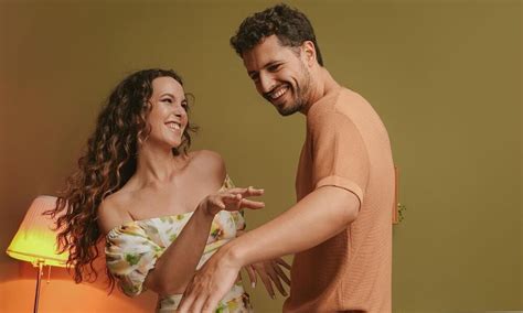 Duo Adois Transforma A Correria Diária Em Uma Declaração De Amor Com A