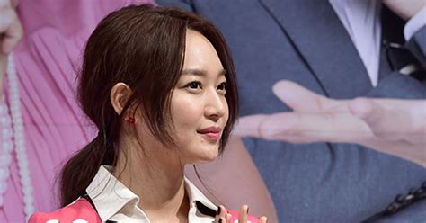 신민아 가슴골 깊이 파인 파격 의상 고혹적 자태