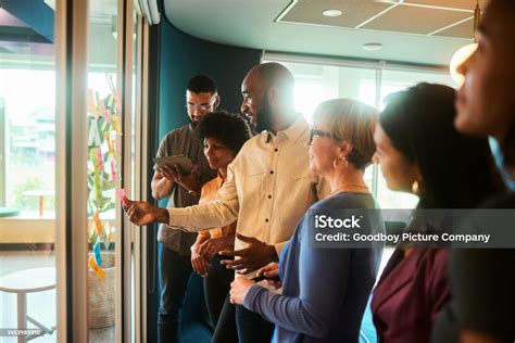 사무실에서 접착 노트로 브레인스토밍하는 다양한 사업가들의 웃는 그룹 렌즈 플레어에 대한 스톡 사진 및 기타 이미지 렌즈 플레어 비즈니스 일터 Istock