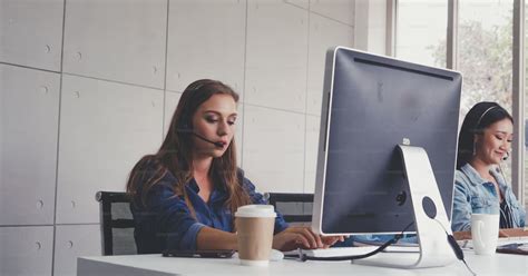 헤드셋이 있는 고객 지원 에이전트 또는 콜 센터는 데스크톱 컴퓨터에서 작동하면서 전화 통화로 고객을 지원합니다 운영자 서비스 비즈니스 대표 개념입니다 사진