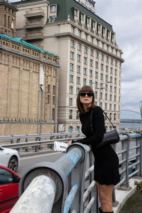 Трикотажна сукня міні чорна з воланом по низу