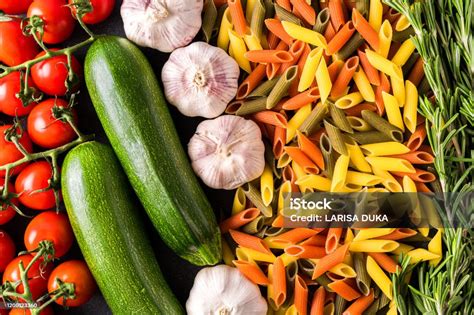 어두운 배경 상단보기에서 요리파스타와 재료 파스타 토마토 마늘 로즈마리 고추 0명에 대한 스톡 사진 및 기타 이미지 0명 건강한 생활방식 건강한 식생활 Istock