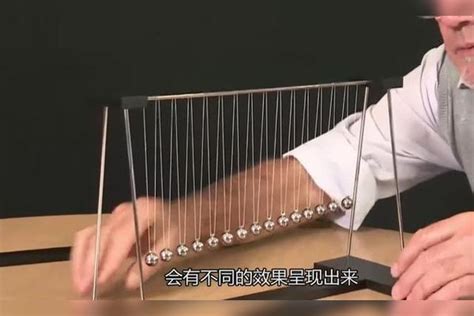 牛顿摆原来是这么玩的？老师现场展示，简直是个宝藏玩具！