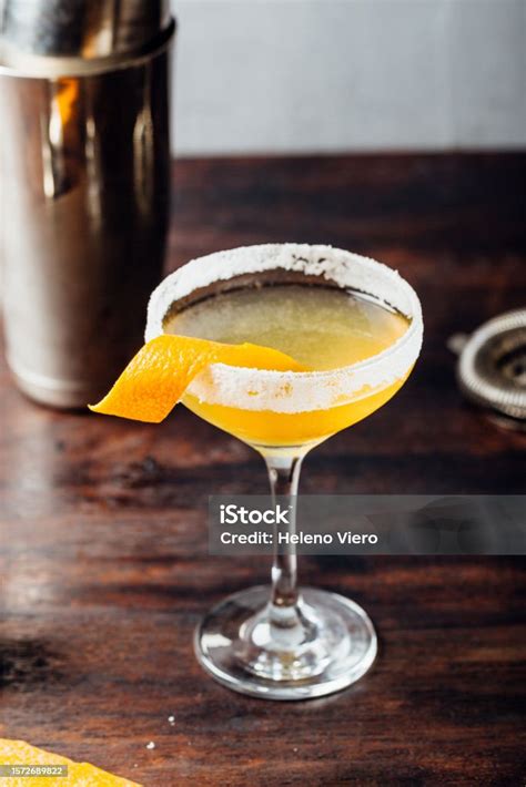 사이드카 칵테일 술 브랜디 트리플 섹 리큐어 신선한 레몬 주스 진에 대한 스톡 사진 및 기타 이미지 진 컵 0명 Istock