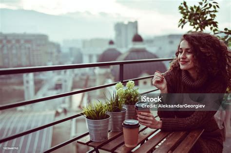 일몰 동안 건물 옥상에 테이크 아웃 커피를 즐기는 귀여운 곱슬 여자 20 29세에 대한 스톡 사진 및 기타 이미지 20 29세 가을 개성 개념 Istock