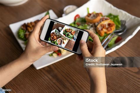 여자의 손은 식당의 식탁에서 음식 사진을 찍기 위해 휴대 전화를 사용하고 있습니다 휴대 전화 개념으로 사진 건강한 생활방식에 대한 스톡 사진 및 기타 이미지 Istock
