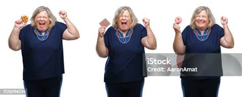 초콜릿 도넛 및 와플을 먹는 수석 뚱뚱한 여자의 콜라주 매우 행복 하 고 흥분 한 승자 표현은 큰 미소와 손을 들고 비명을 축 하 하는 승리 과체중에 대한 스톡 사진 및