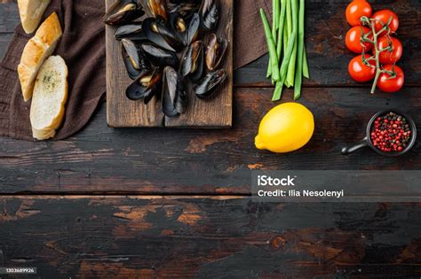 허브 레몬과 바게트 나무 도마에 오래된 어두운 나무 테이블 배경에 원시 홍합 상단 보기 평면 누워 카피 스페이스와 텍스트 공간을 가진 갑각류에 대한 스톡 사진 및 기타