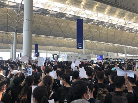 非法集會癱香港機場 機管局啟動緊急措施