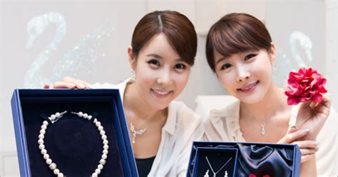 스와로브스키 가정의 달 5월 맞아 스페셜 기프트 패키지 행사