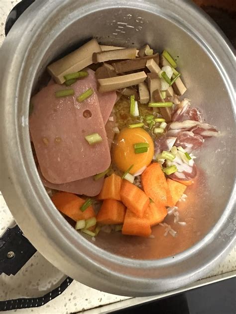 超能电磁炉神教教主 On Twitter 拿我的一人小电饭锅做了个焖饭，果不其然的胡萝卜没熟，但是无所谓我会出手，最后加了芝士片和一个咸