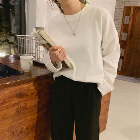 리얼옐로우 기본아이템은 꼭 리옐에서☺ 어디든 데일리 하게 입기좋은 옐로모이 인사이드기본tee Facebook