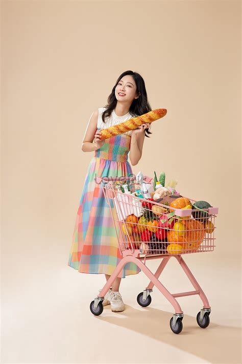 쇼핑 카트를 밀고 있는 젊은 여성 사진 무료 다운로드 Lovepik