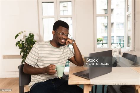 그의 본사에서 일하는 젊은 아프리카계 미국인 프로그래머 남자에 대한 스톡 사진 및 기타 이미지 남자 노트북 아프리카 민족 Istock
