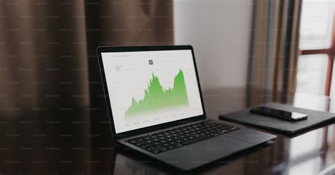 나무 책상 위에 앉아 있는 노트북 컴퓨터 사진 Unsplash의 랩톱 이미지