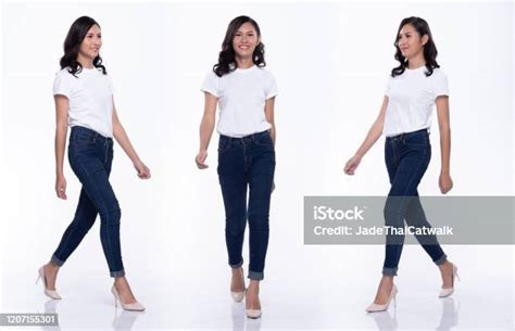 전체 길이 스냅 그림 아시아 여성은 캐주얼 흰색 셔츠 블루 진을 입고 그녀는 20 대 산책과 높은 발 뒤꿈치 신발 스튜디오 조명 흰색 배경 고립 콜라주 그룹에 많은 포즈
